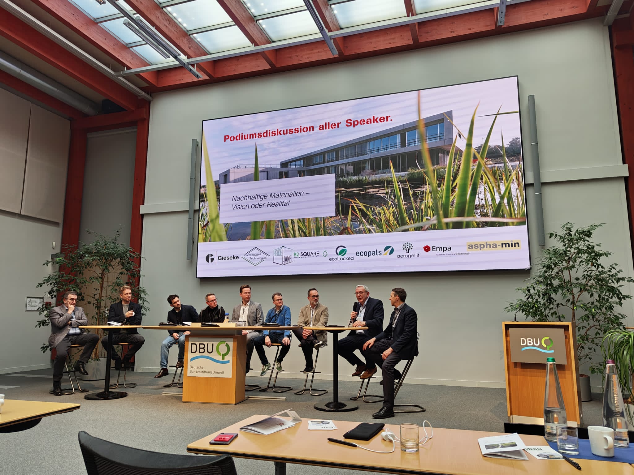 CO2-optimized construction for roads and paved surfaces